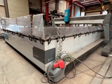 Flow MACH4 4060 XD Waterjet Cutting machine