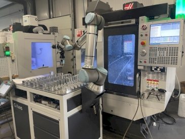 HAAS DT-1 Vertical Machining center with Universal Robot UR10E ...