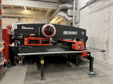 AMADA EM2510NT Punching machine